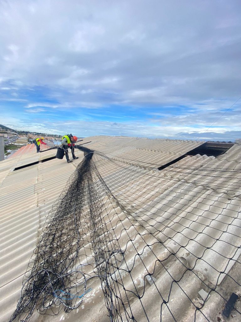 Pose de filet - Sécurisation de toiture - Sète | ALTEO - Travaux en ...